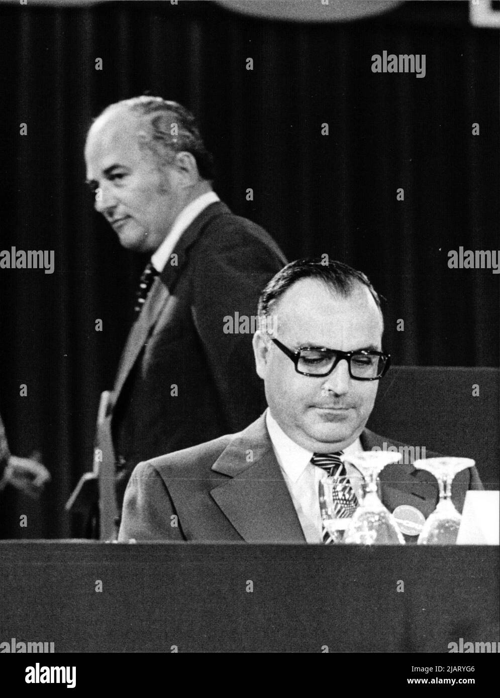 Die Abbildung zeigt die deutschen Politiker Helmut Kohl (vorn) und ...