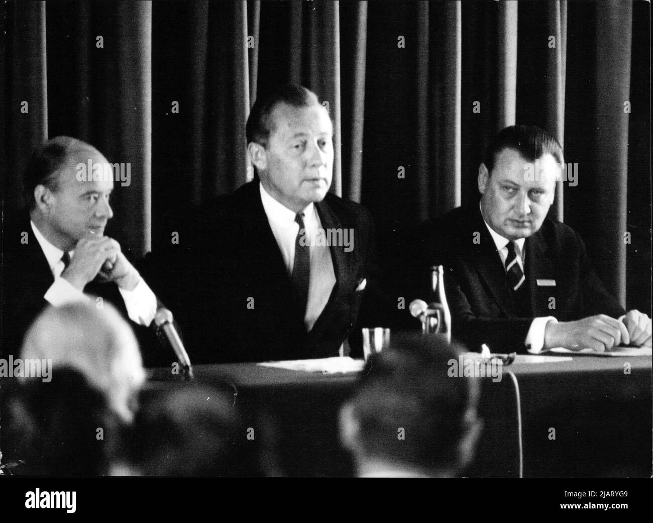 Der Verleger Axel Springer (Mitte) mit Christian Kracht (li.) und Peter ...