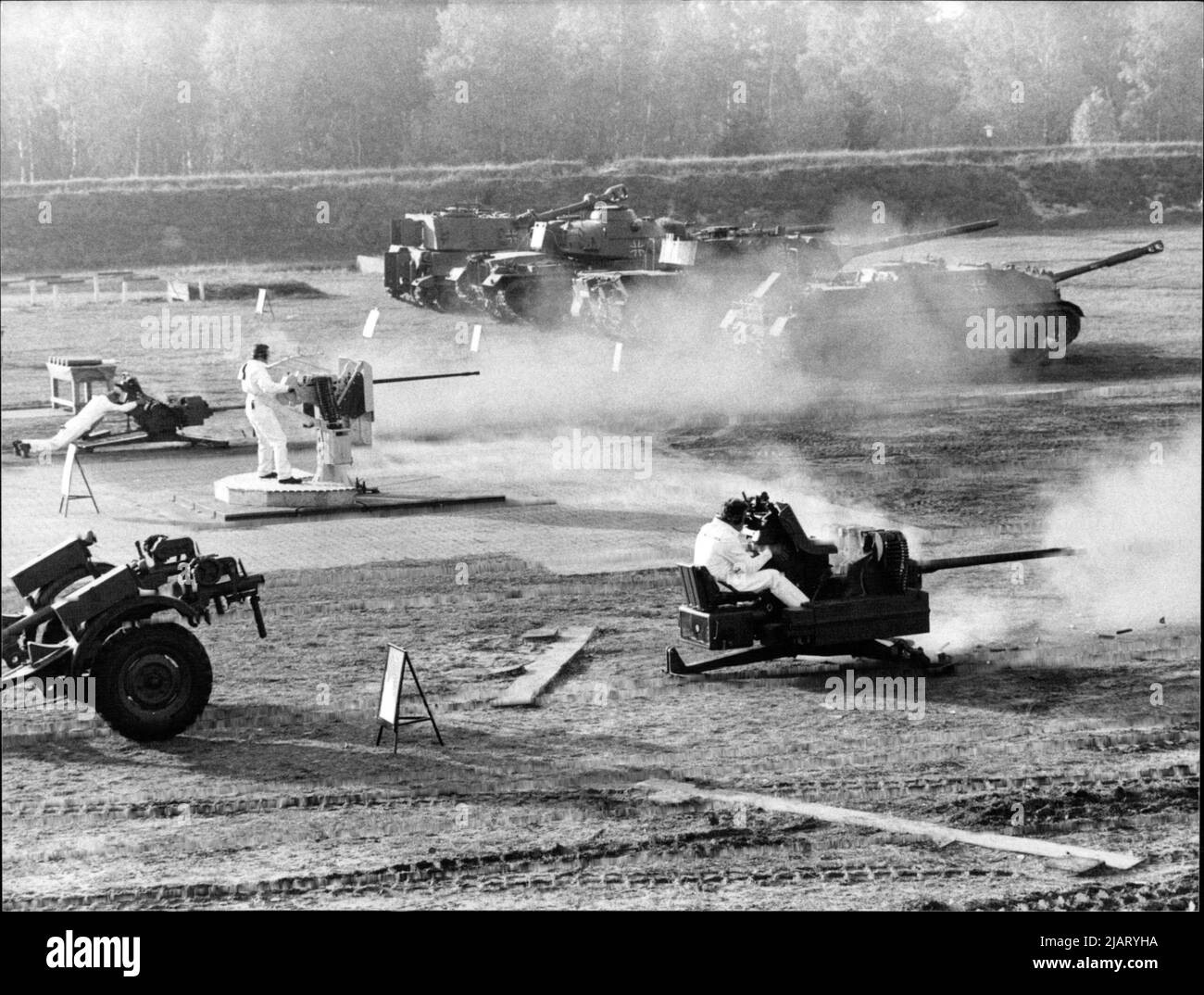 Ein Techniker der Rheinmetall bei Schießübungen mit der Flak 20 mm ...