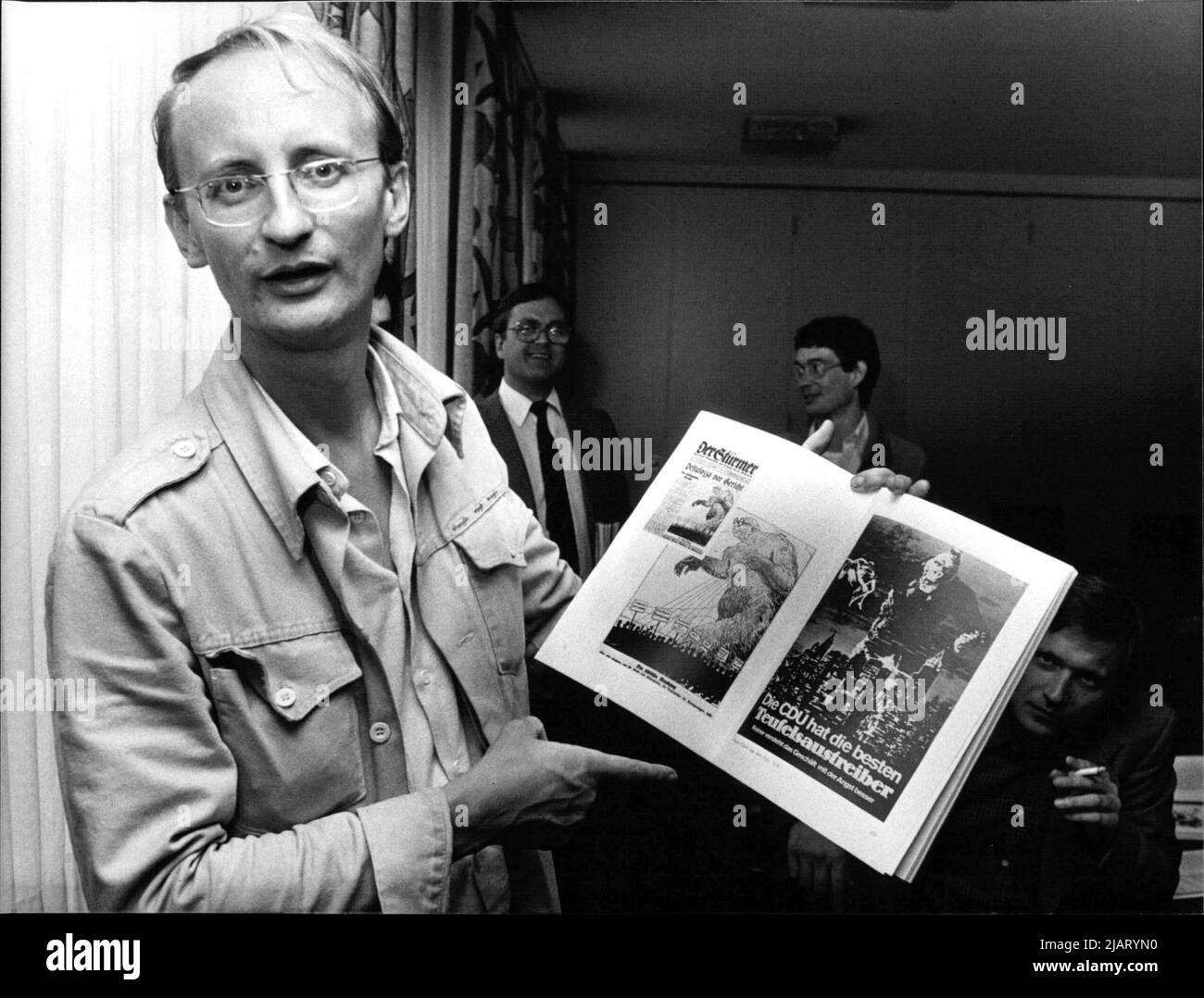 Der deutsche Grafiker, Plakatkünstler Klaus Staeck, mit dem Katalog der ...