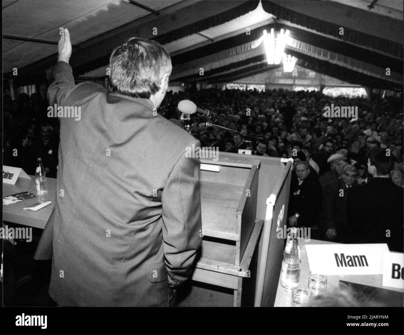 Die Abbildung zeigt SPD-Kanzlerkandidat Oskar Lafontaine bei einer ...