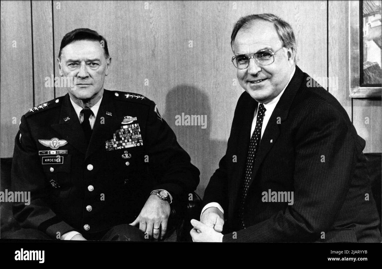 Bundeskanzler Helmut Kohl mit General Frederick J. Kroesen Stock Photo ...