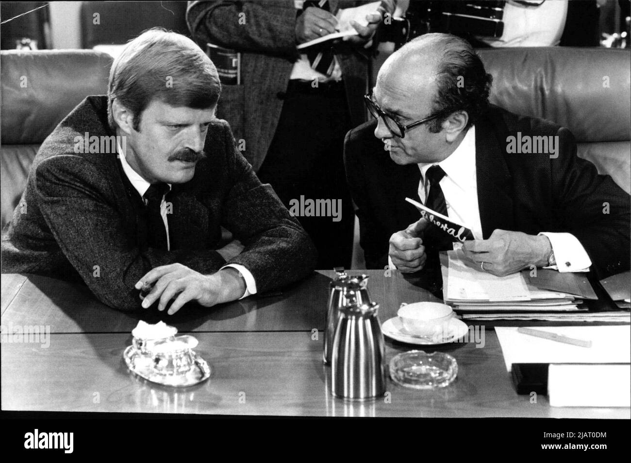 Das Bild zeigt die deutschen Politiker Manfred Lahnstein und Otto Graf ...