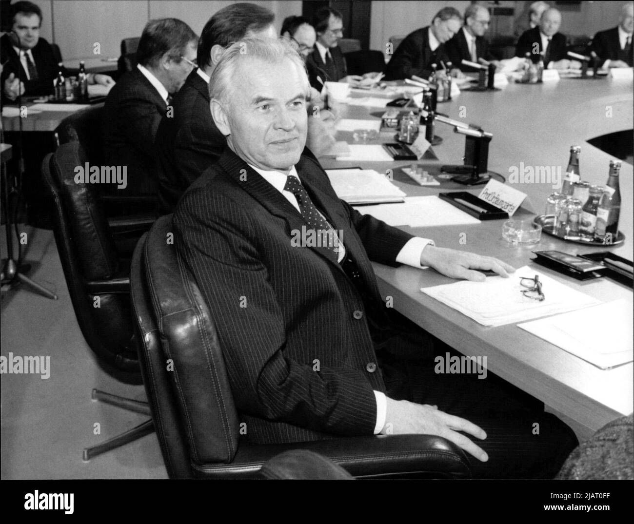 Ministerpräsident der DDR Hans Modrow bei den Gesprächen mit ...