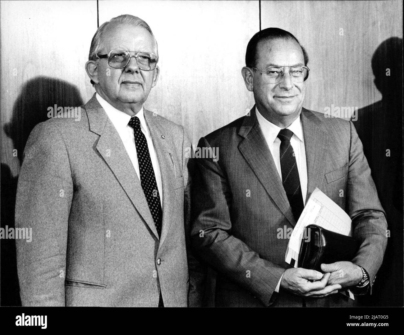 Fotografie des Bundesinnenministers Friedrich Zimmermann (l.) und des ...