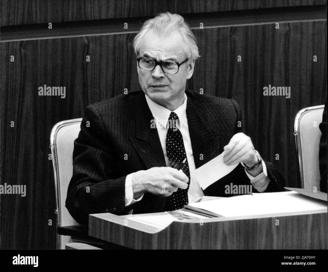 Das Bild zeigt den Ministerpräsidenten der DDR, Hans Modrow, auf seinem ...
