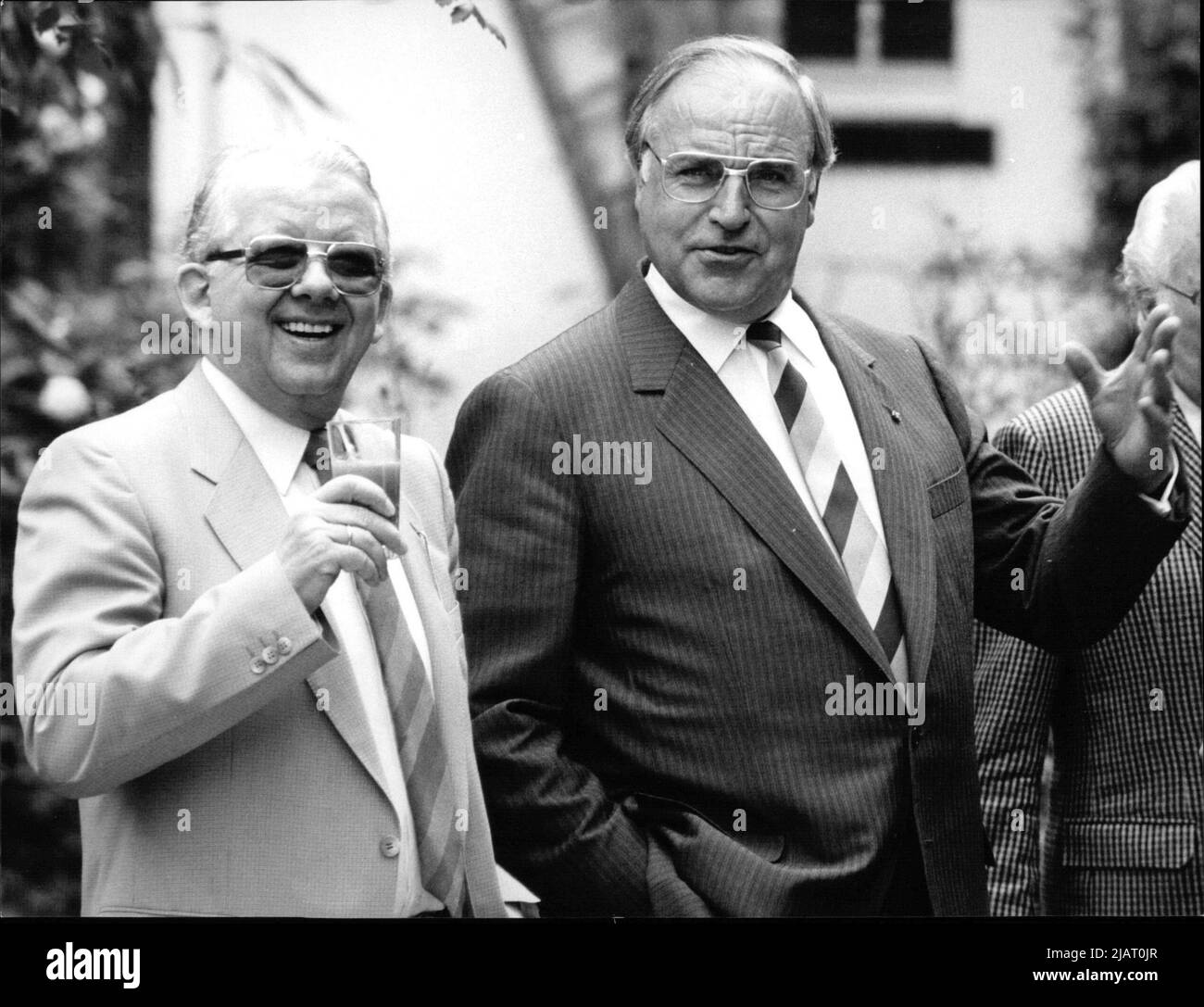 Bundeskanzler Helmut Kohl und DFB-Chef Hermann Neuberger bei der ...