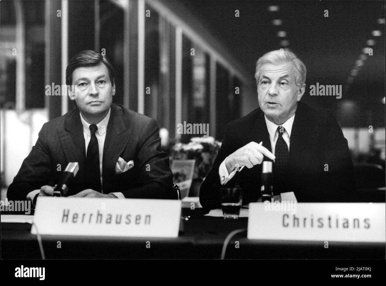 Alfred Herrhausen (li) und Friedrich Wilhelm Christians, die ...