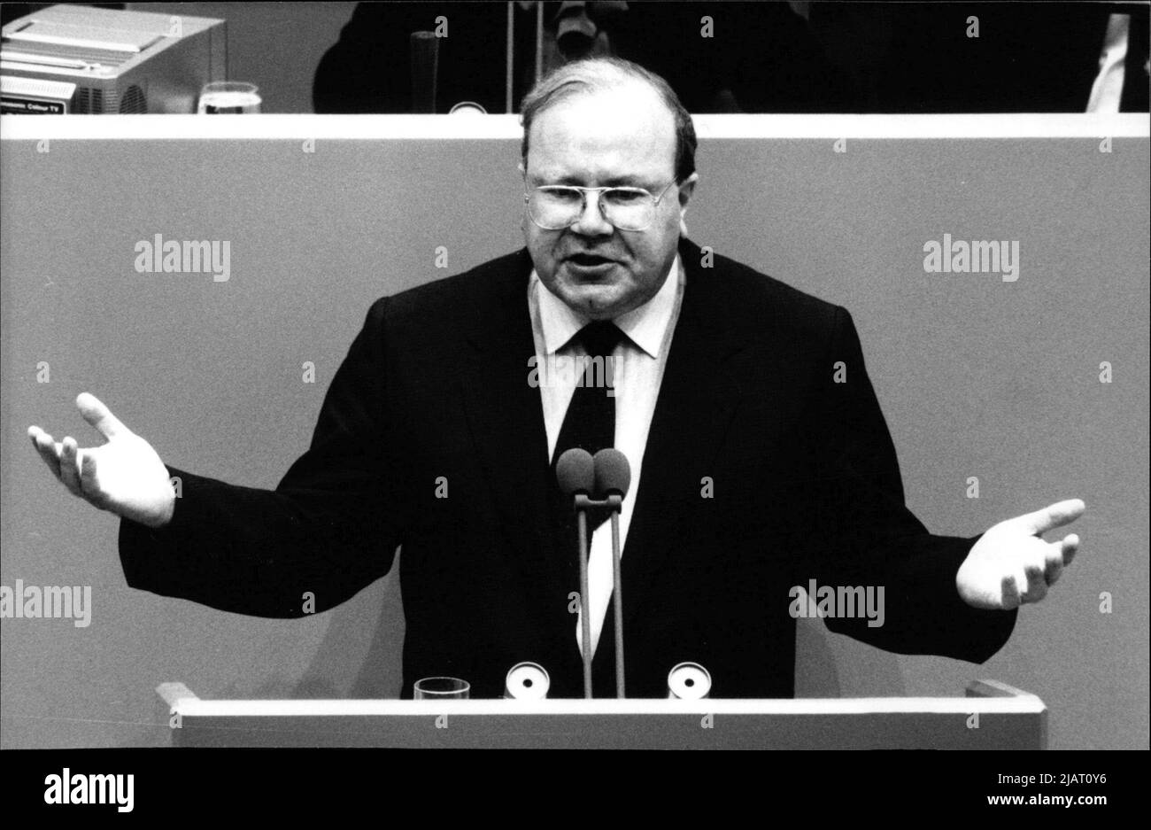 Bundeswirtschaftsminister Martin Bangemann (FDP) bei einer ...