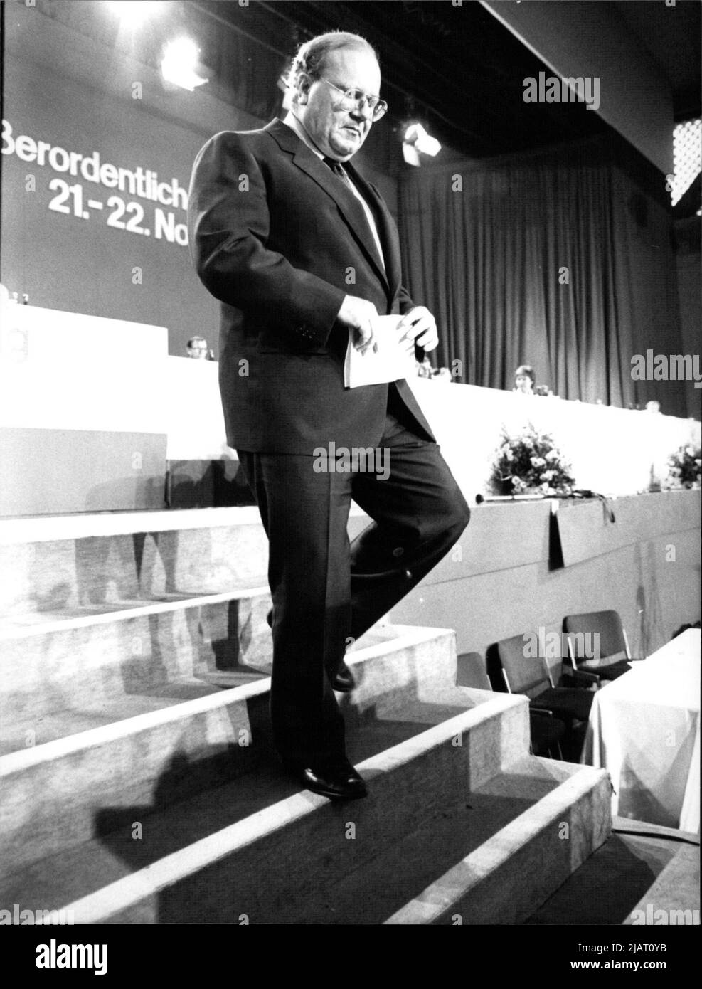 FDP-Vorsitzender Martin Bangemann auf dem Weg zum Rednerpult auf dem ...