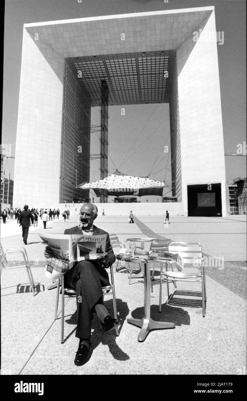 Regierungssprecher Hans Klein vor der Arche de la Défense, in Paris ...
