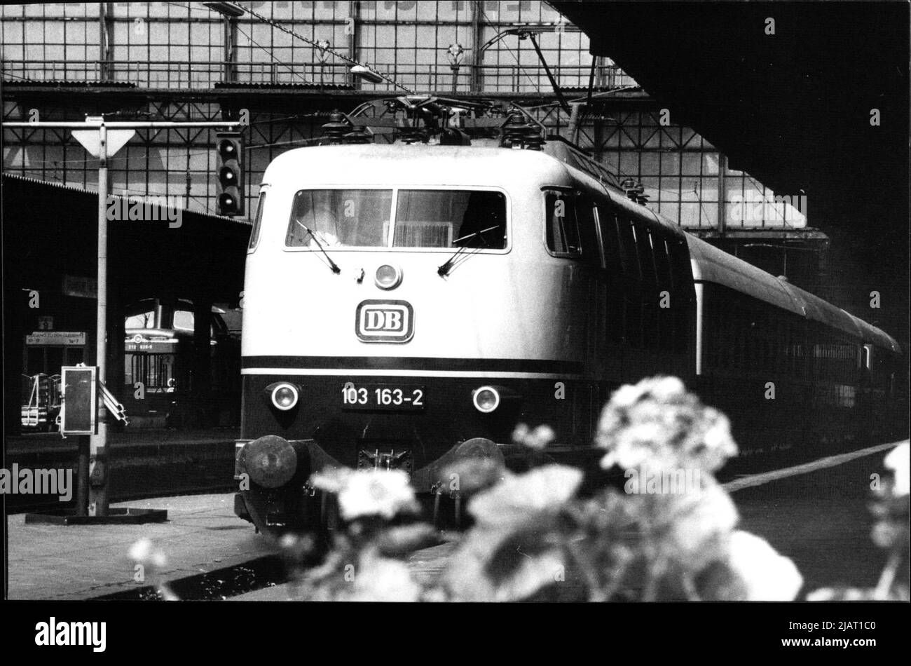 Eisenbahn der Deutschen Bahn im Bahnhof Stock Photo - Alamy