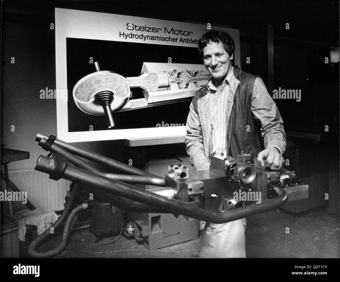 Das Bild zeigt Frank Stelzer mit dem Prototyp des Freikolbenmotors ...