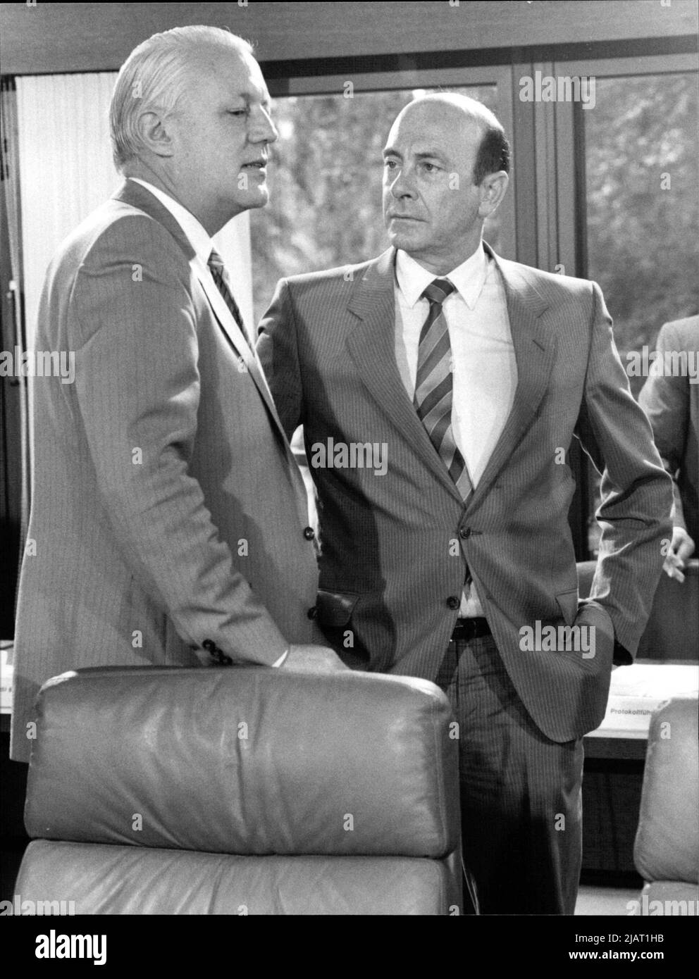 Der CDU-Politiker Manfred Hermann Wörner im Gespräch mit Gerhard ...