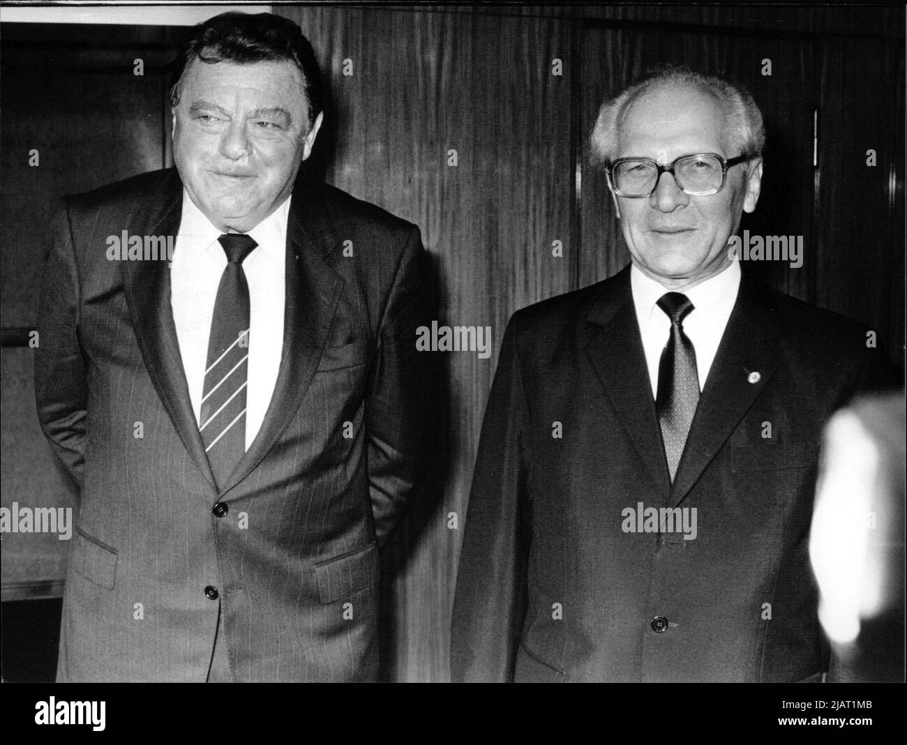 DDR-Staatschef Erich Honecker mit Franz-Josef Strauß auf einer Messe ...