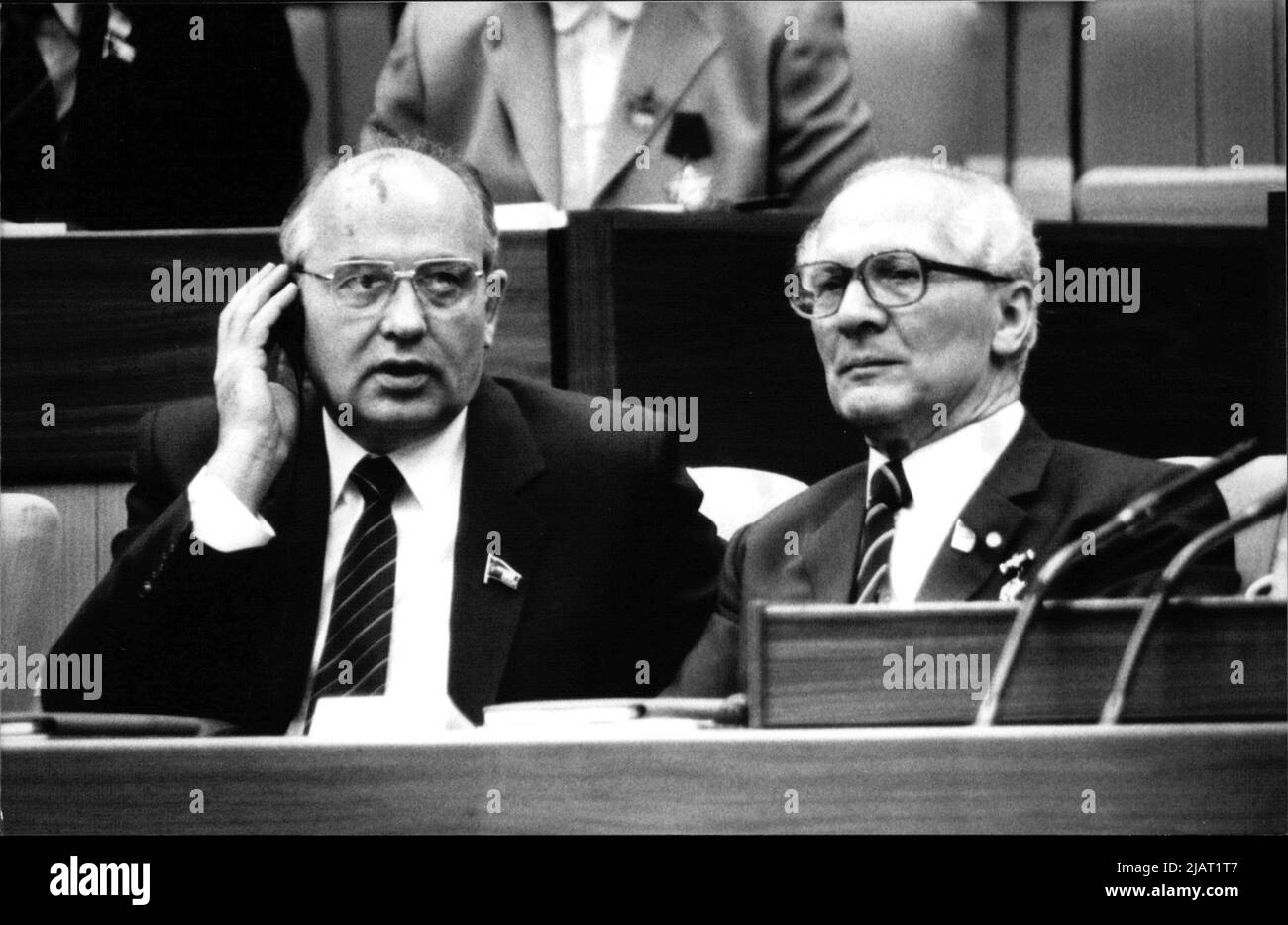 DDR-Staatschef Erich Honecker und der sowjetische Parteichef Michail ...