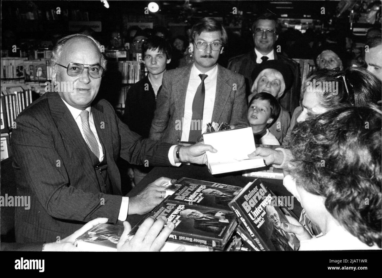 Bundestagspräsident Dr. Rainer Barzel signiert sein Buch „UNTERWEGS ...