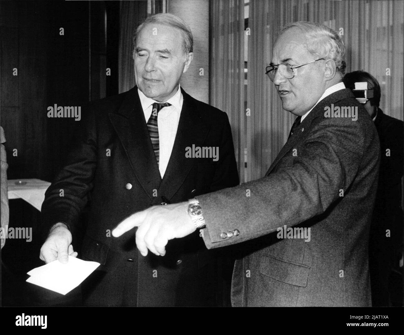 Foto des Bundestagspräsidenten Dr. Rainer Barzel mit dem Vorsitzenden ...