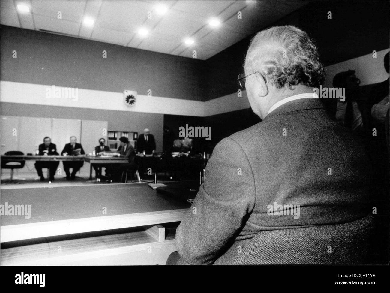 Foto des Bundestagspräsidenten Dr. Rainer Barzel vor dem Flick ...