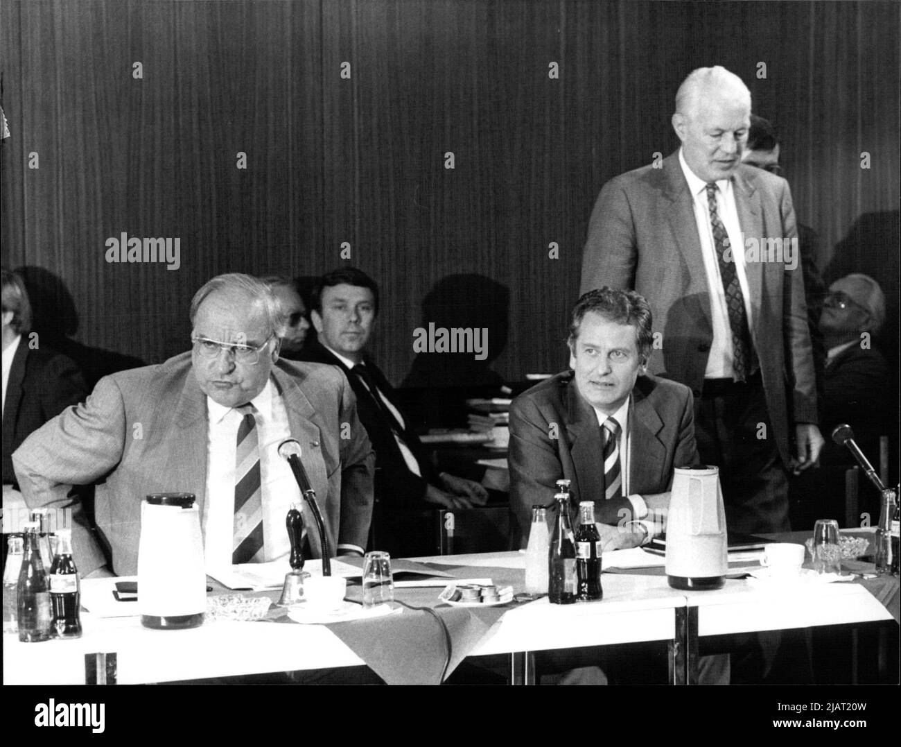 Bundeskanzler und CDU-Vorsitzender Helmut Kohl mit dem CDU ...