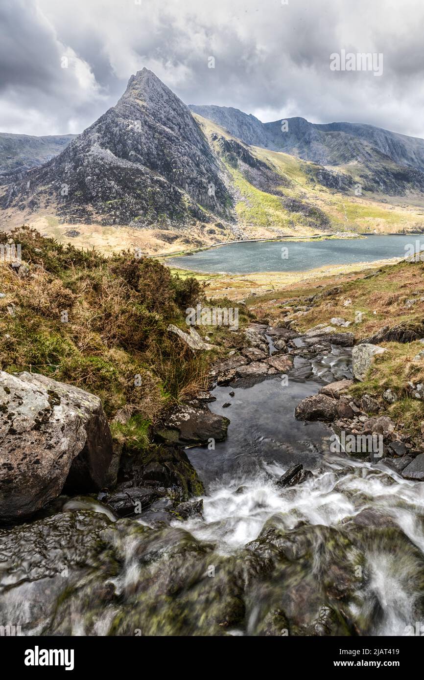 Snowdonia View. Lake Ogwen and Tryfan Stock Photo - Alamy