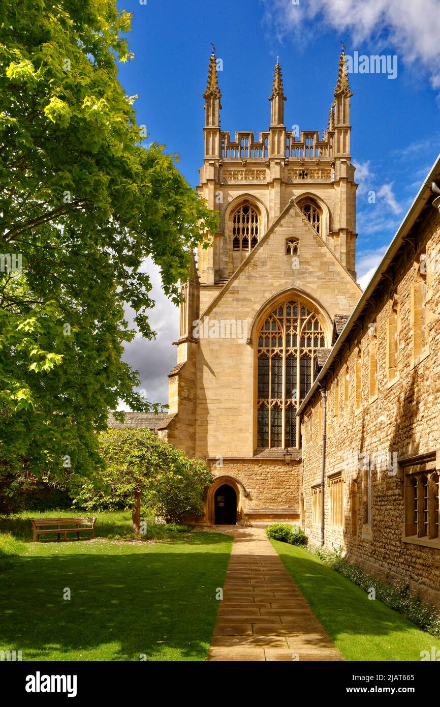 OXFORD CITY ENGLAND MERTON COLLEGE PATHWAY LEADING TO THE ENTRANCE OF ...