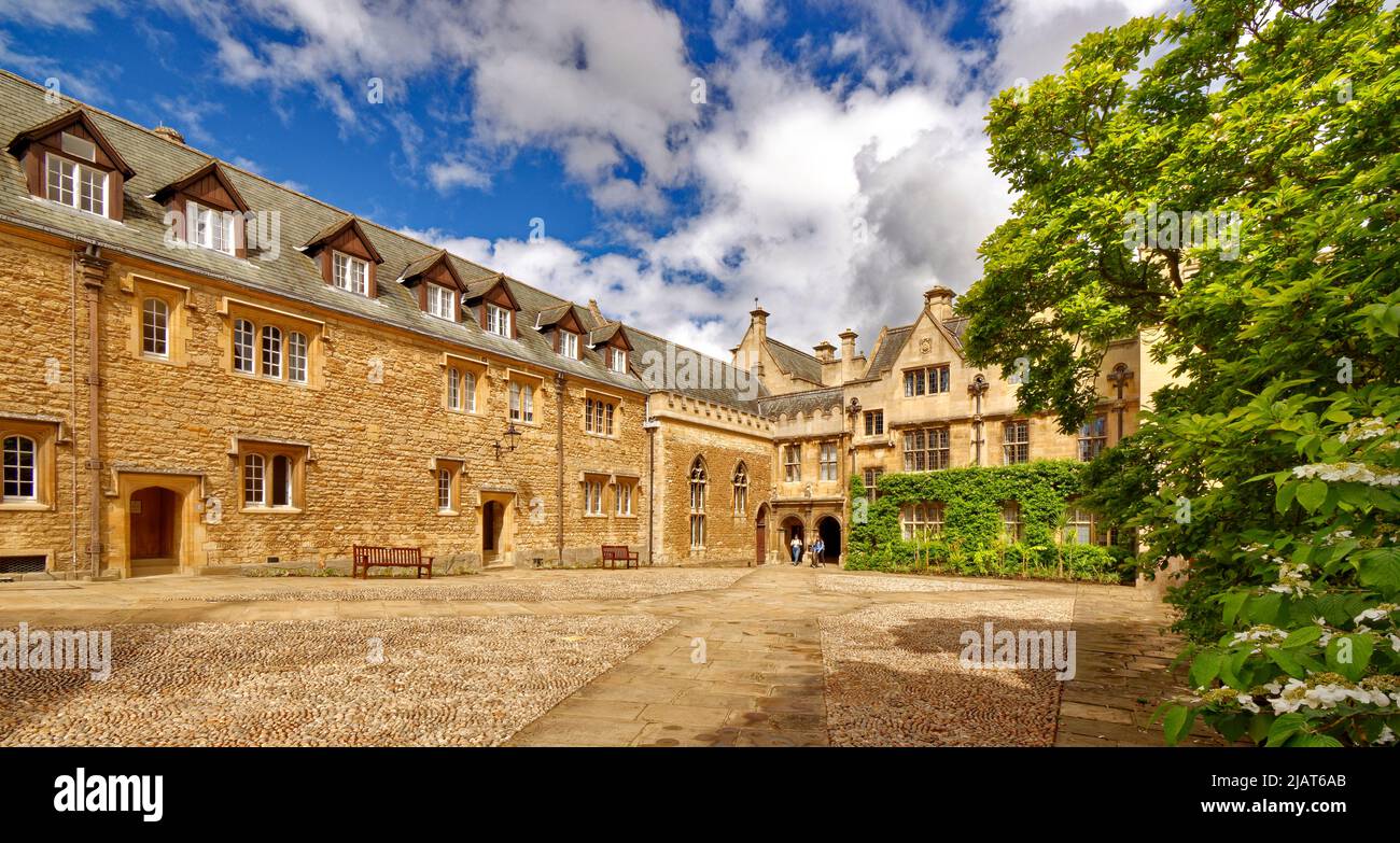 OXFORD CITY ENGLAND MERTON COLLEGE THE FRONT QUAD AND BUILDINGS IN ...