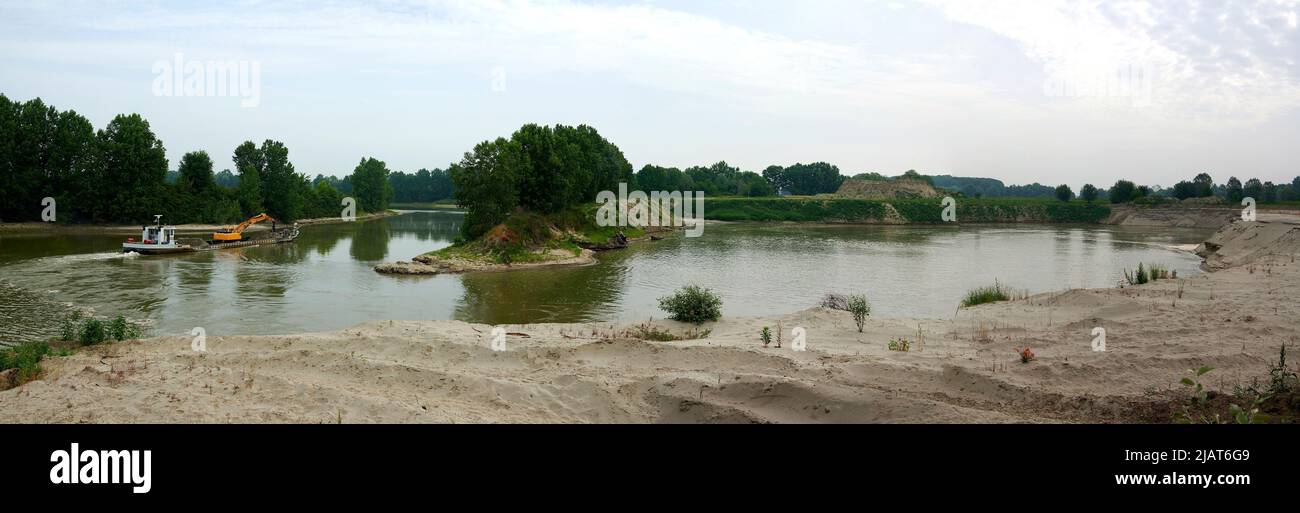 Soarza (Pc), Italy, a barge to dig sund on the river Po Stock Photo - Alamy