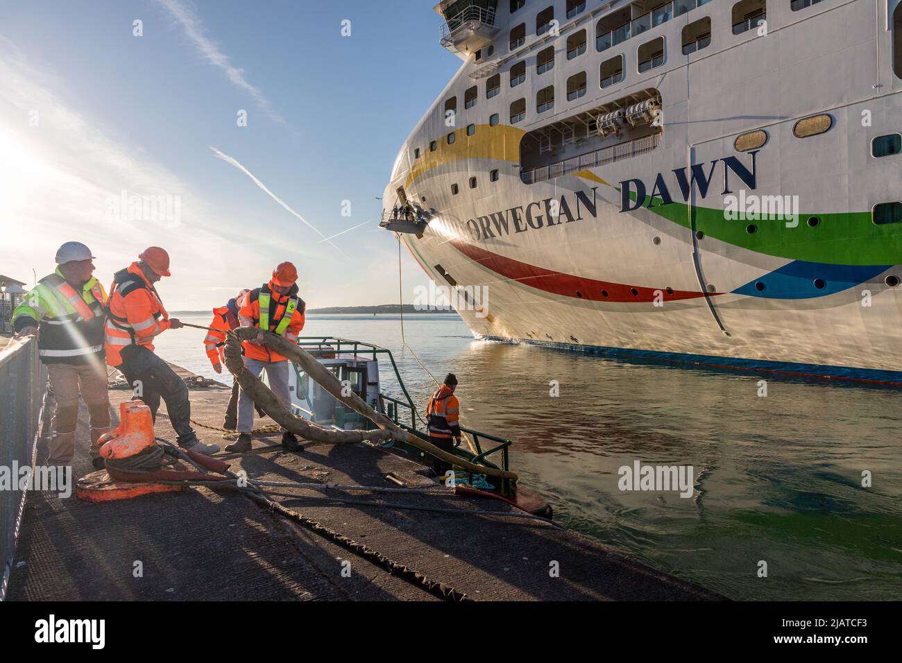 Cobh, Cork, Ireland. 01st June, 2022. Mooring men tie up the bow of the ...
