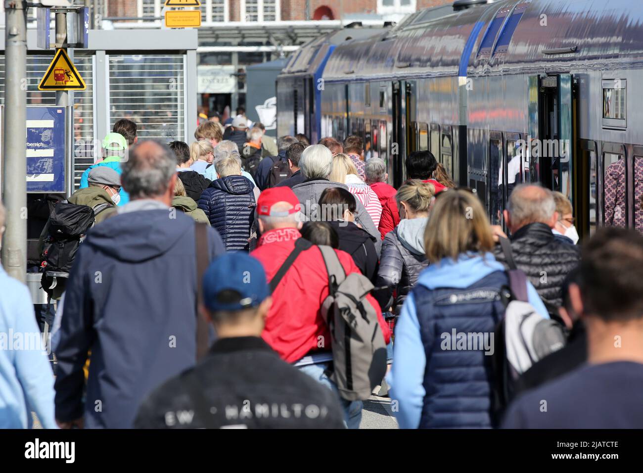 Westerland, Germany. 01st June, 2022. Travelers arrive at Westerland ...