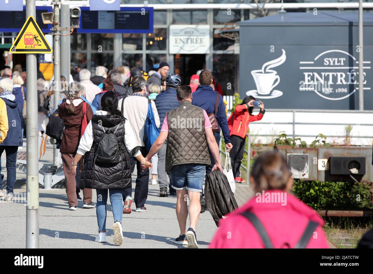 Westerland, Germany. 01st June, 2022. Travelers arrive at Westerland ...