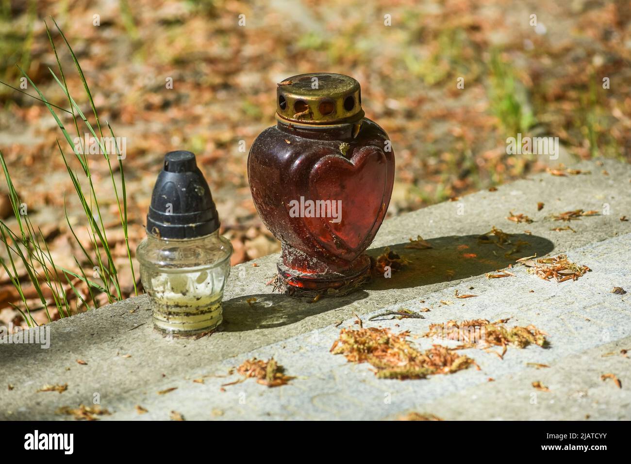 Forgotten, dirty and neglected grave in the cemetery Stock Photo - Alamy