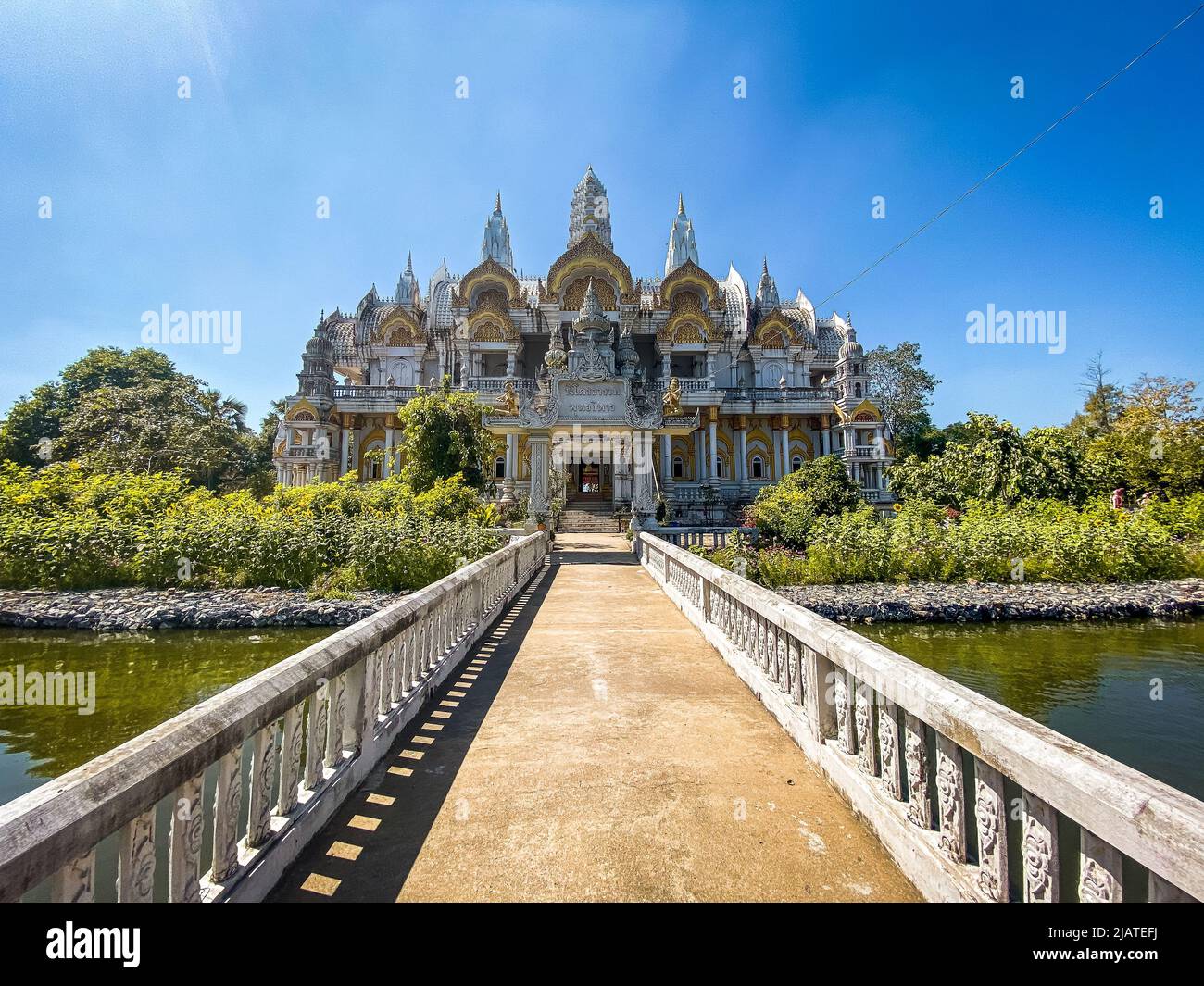 Wat Phai Rong Wua temples, buddhas and sculptures in Suphan Buri ...