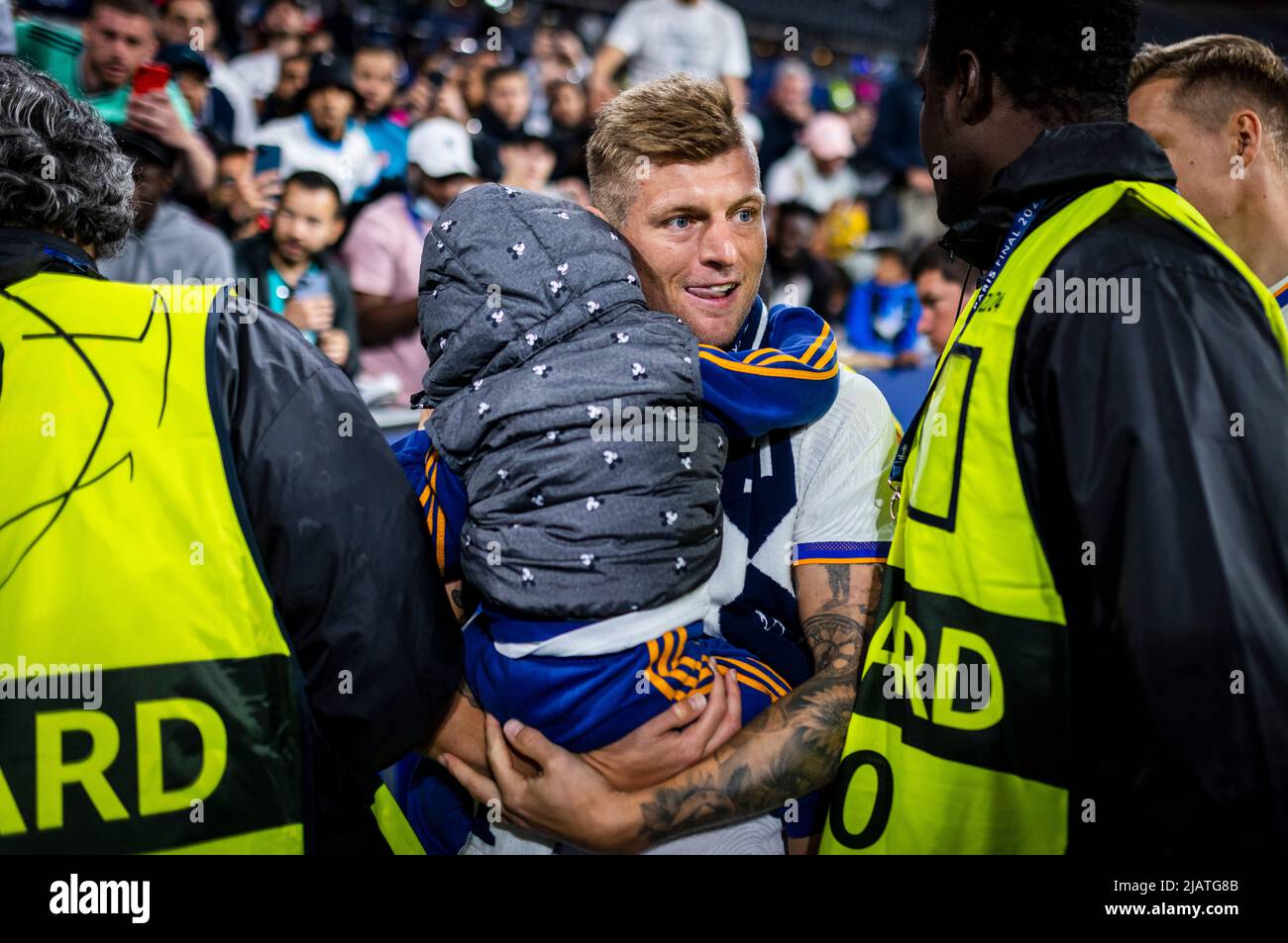 Toni Kroos (Real) mit Kind auf dem Arm FC Liverpool - Real Madrid Paris ...