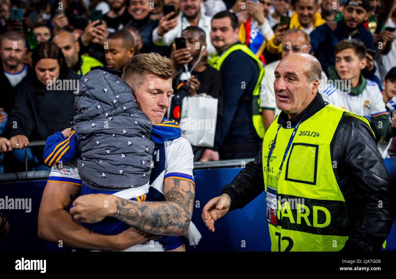 Toni Kroos (Real) mit Kind auf dem Arm FC Liverpool - Real Madrid Paris ...