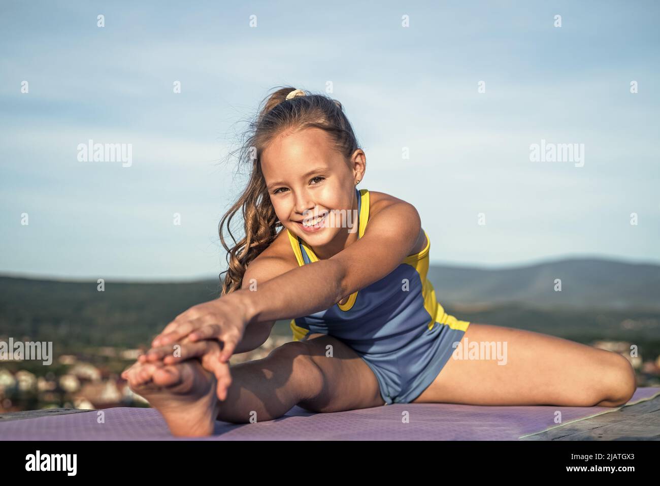 Tween kid girl training gymnastics hi-res stock photography and images ...