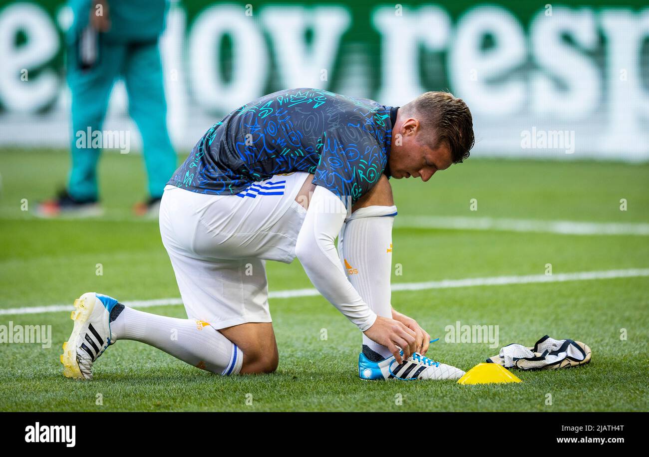 Toni Kroos (Real) schnürt sich den Schuh FC Liverpool - Real Madrid ...