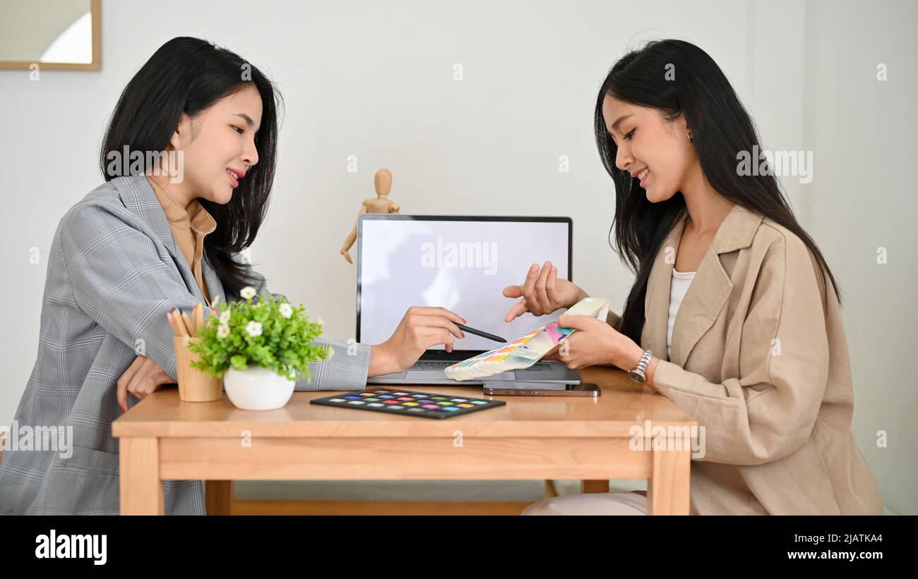 Interior designer talking client hi-res stock photography and images ...