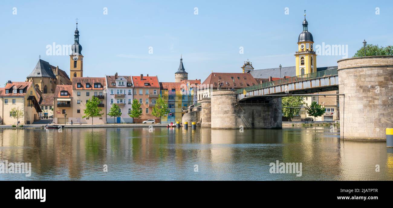 Die historische Altstadt von Kitzingen am Main in Unterfranken mit der ...