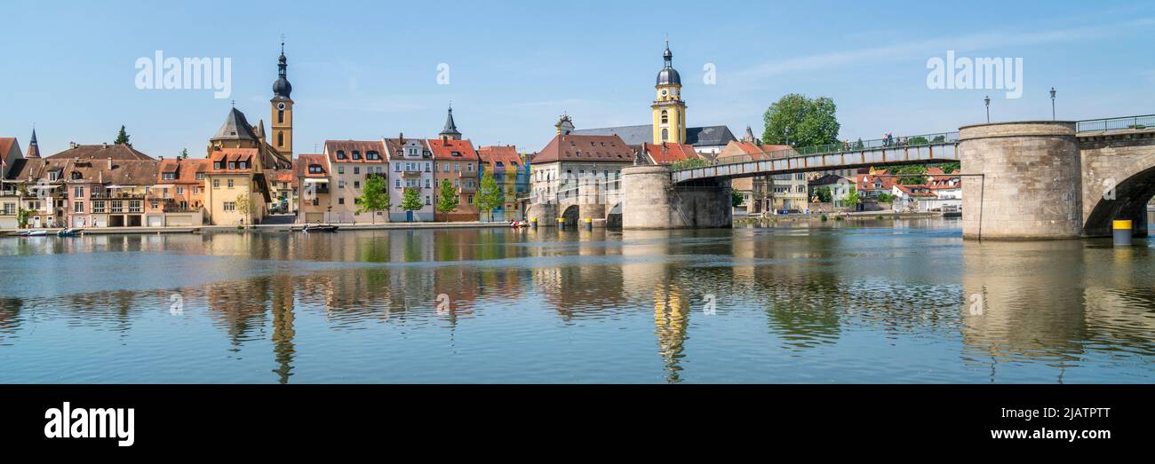 Die historische Altstadt von Kitzingen am Main in Unterfranken mit der ...