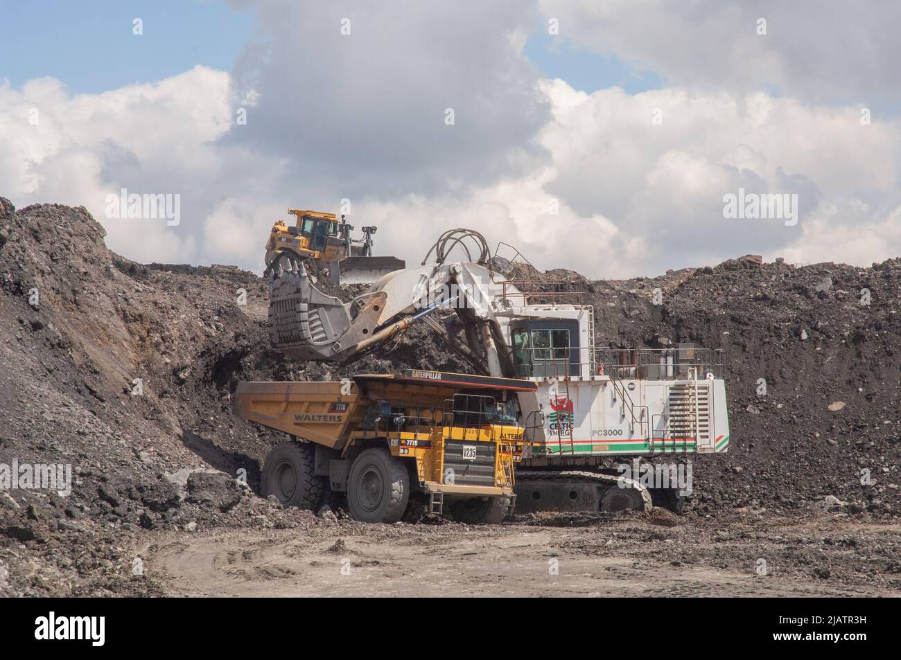 Machines moving overburden spoil Stock Photo - Alamy
