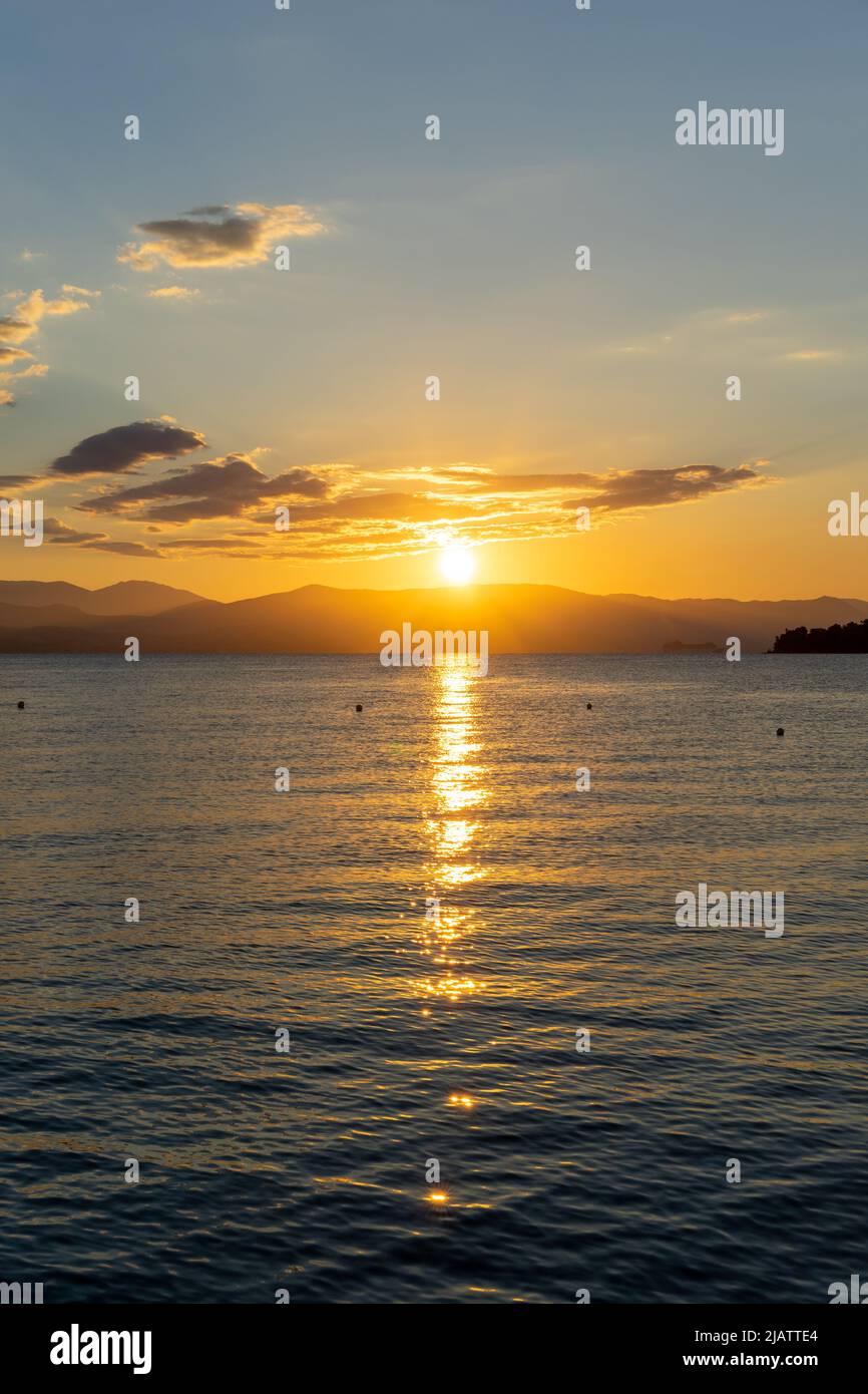 Vertical sun hi-res stock photography and images - Alamy