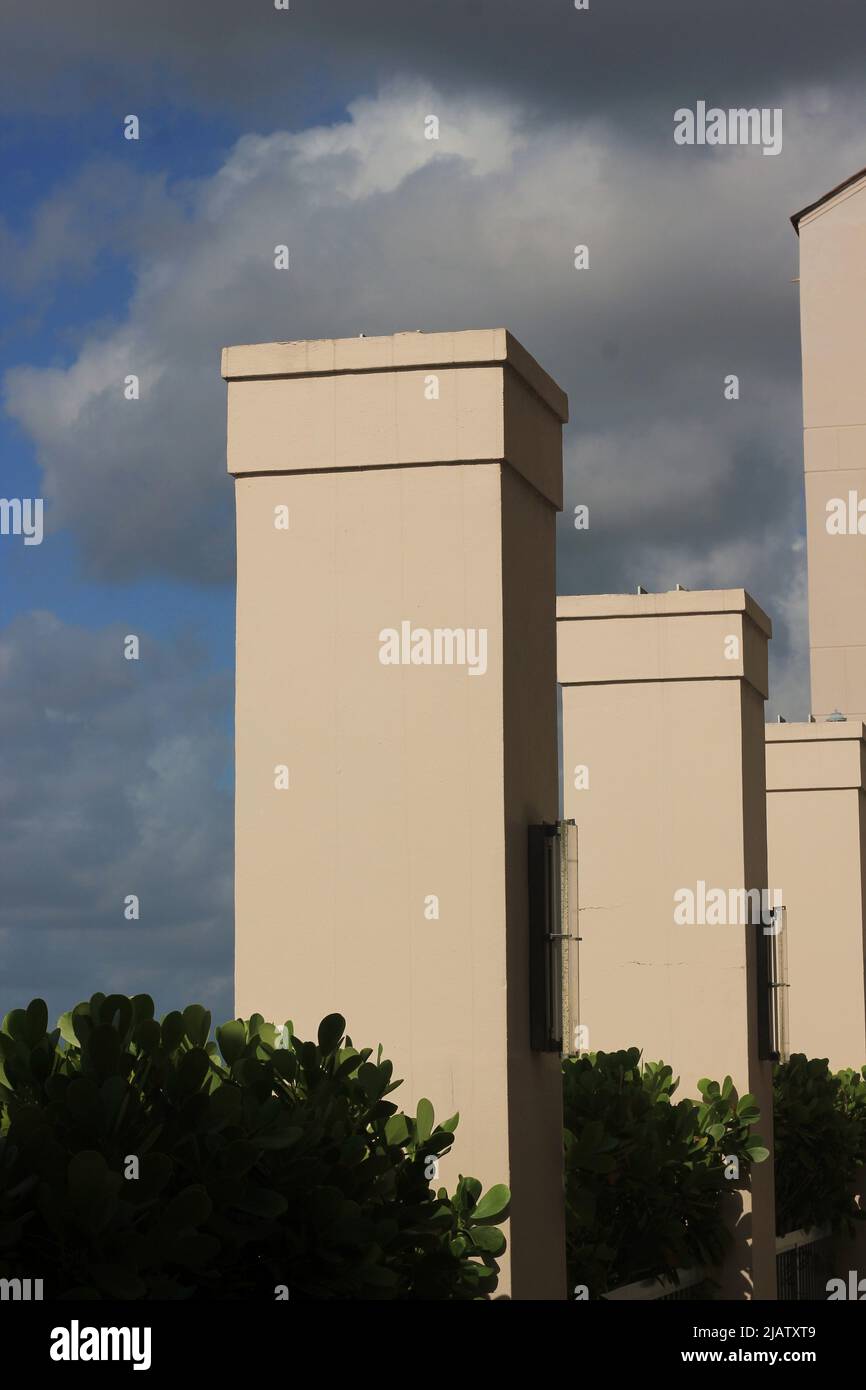 Columns lining hi-res stock photography and images - Alamy