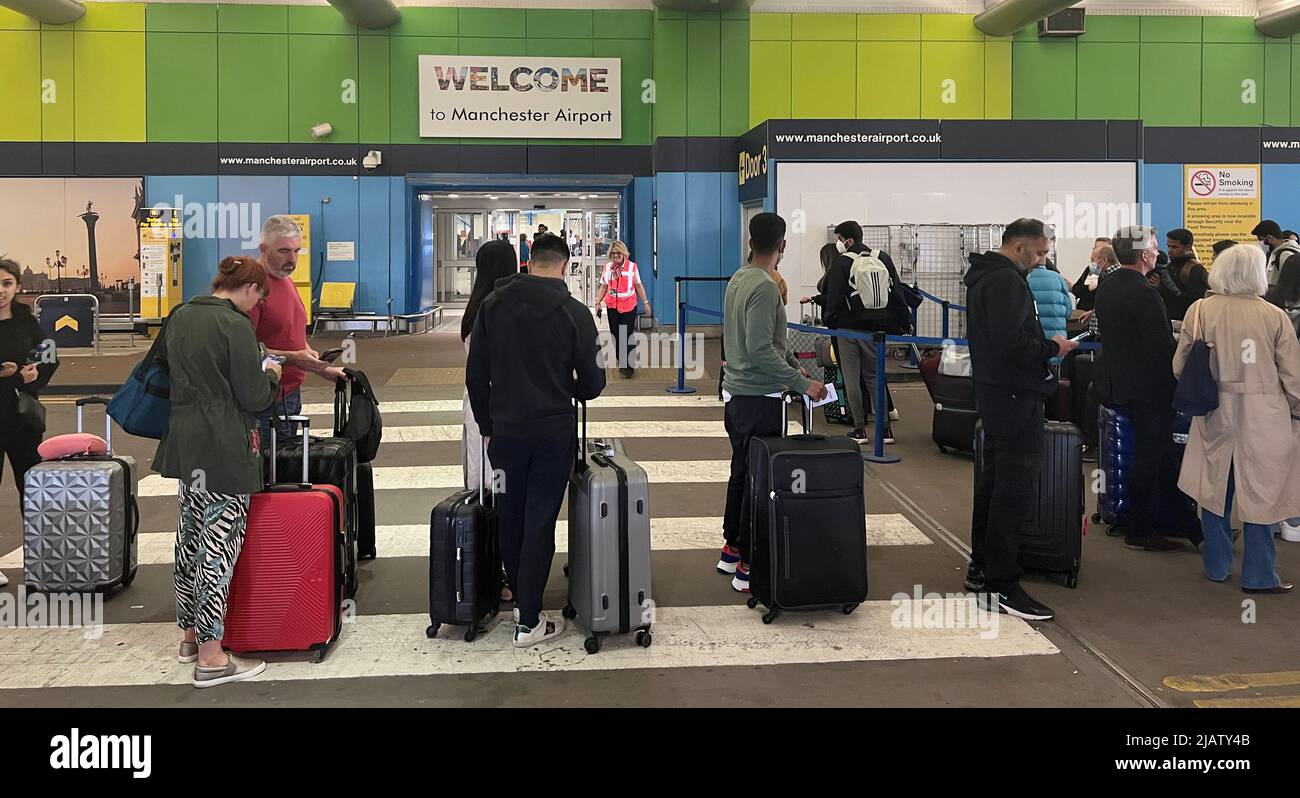 Manchester airport terminal outside hi-res stock photography and images ...