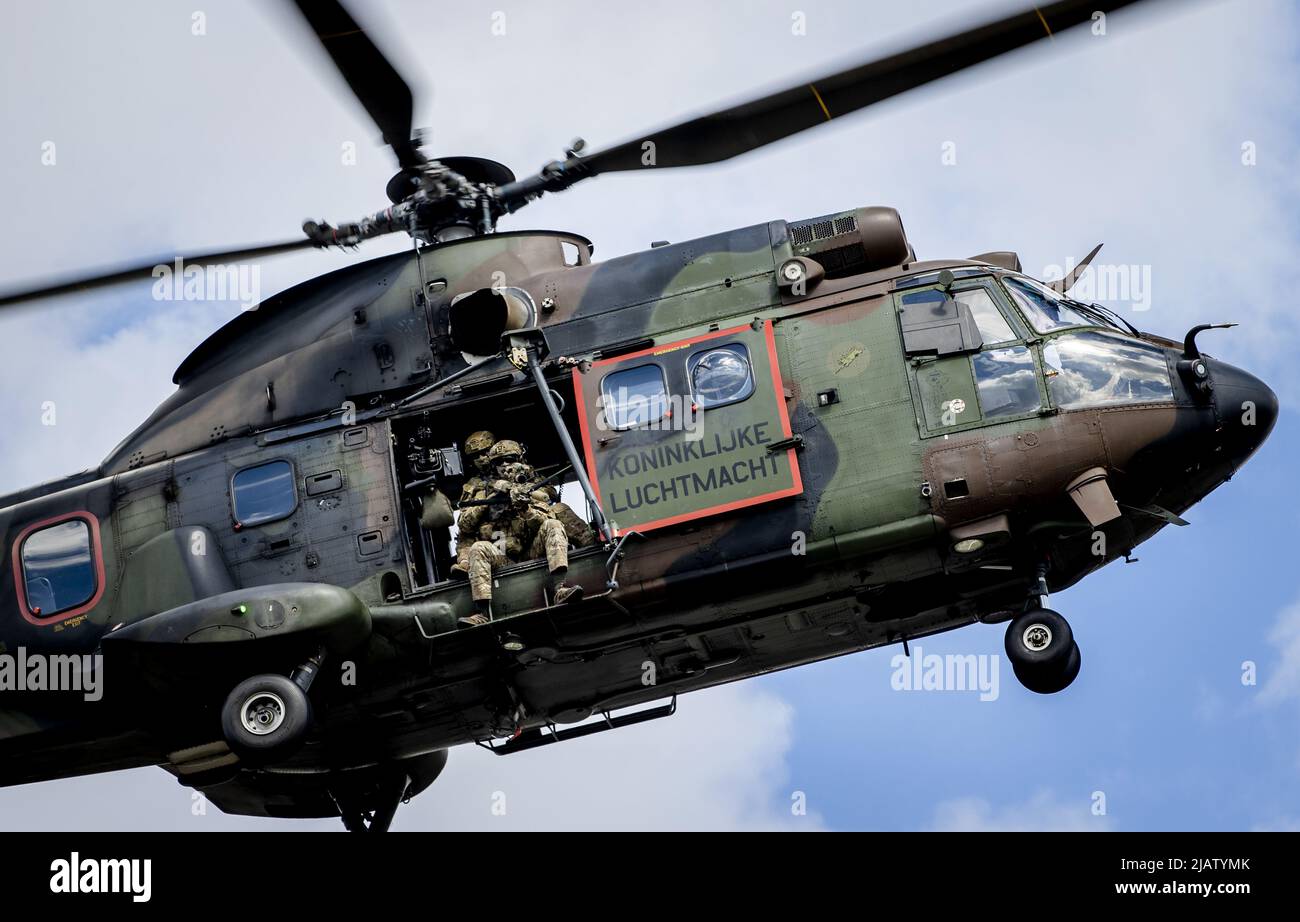 2022-06-01 11:03:34 ROTTERDAM - Soldiers from the Netherlands Maritime ...