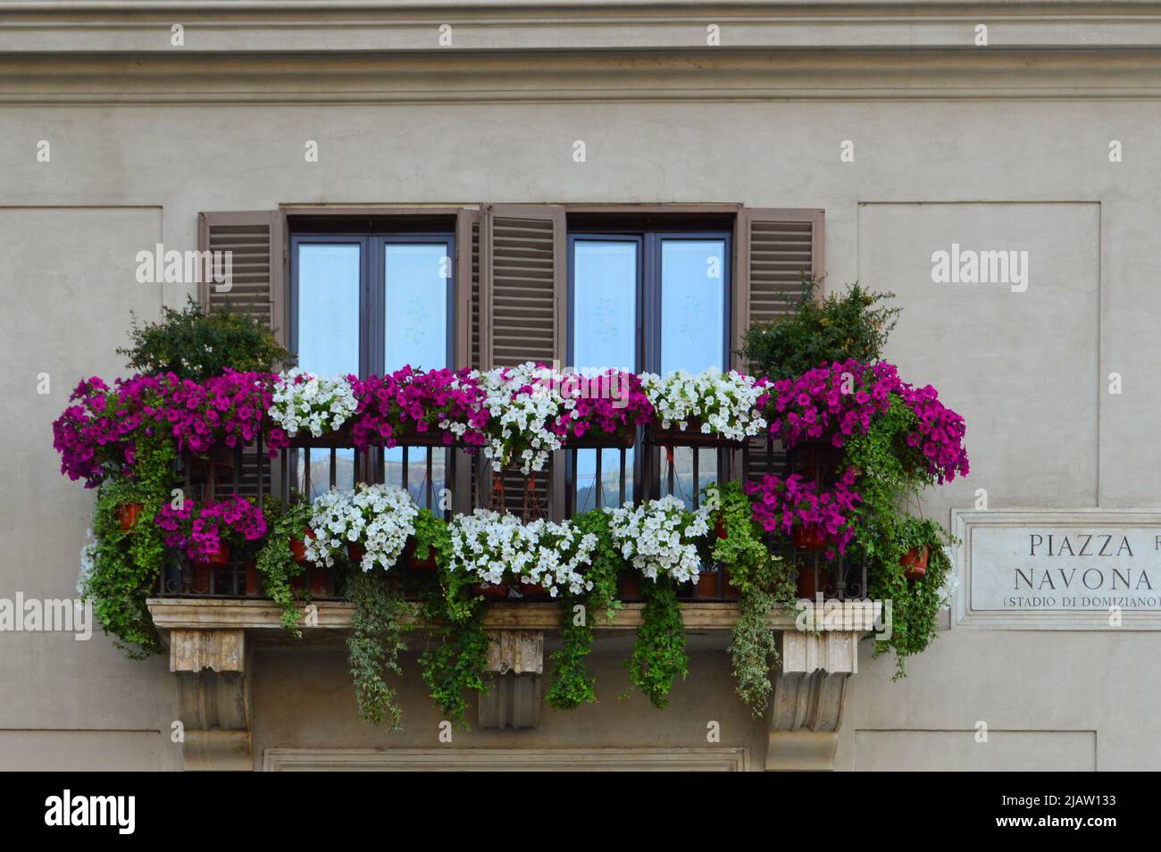 Ventana de flores hi-res stock photography and images - Alamy