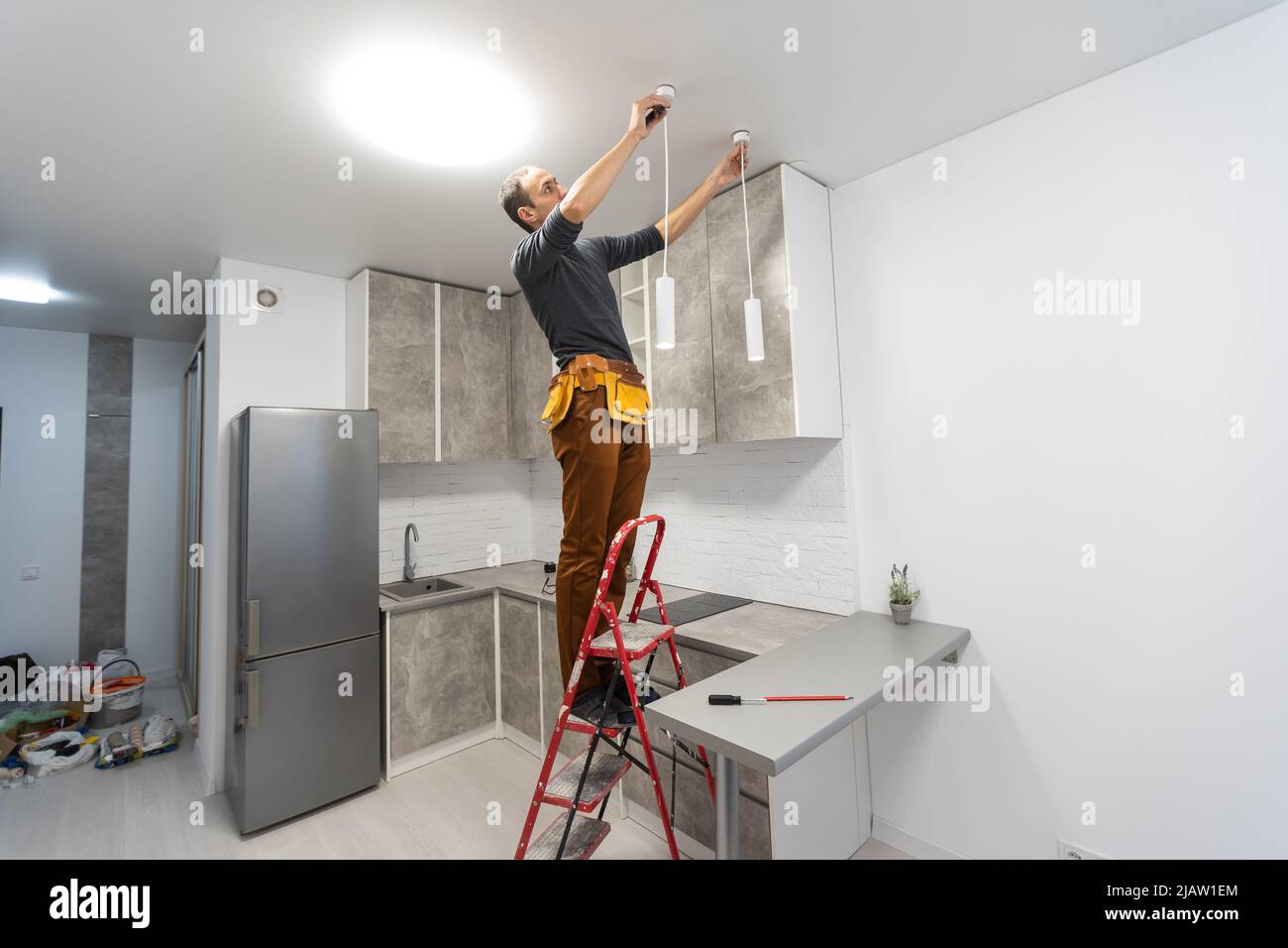 Man changing light bulb on ladder hi-res stock photography and images ...