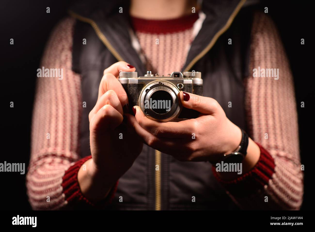 girl holding vintage camera in hands Stock Photo - Alamy
