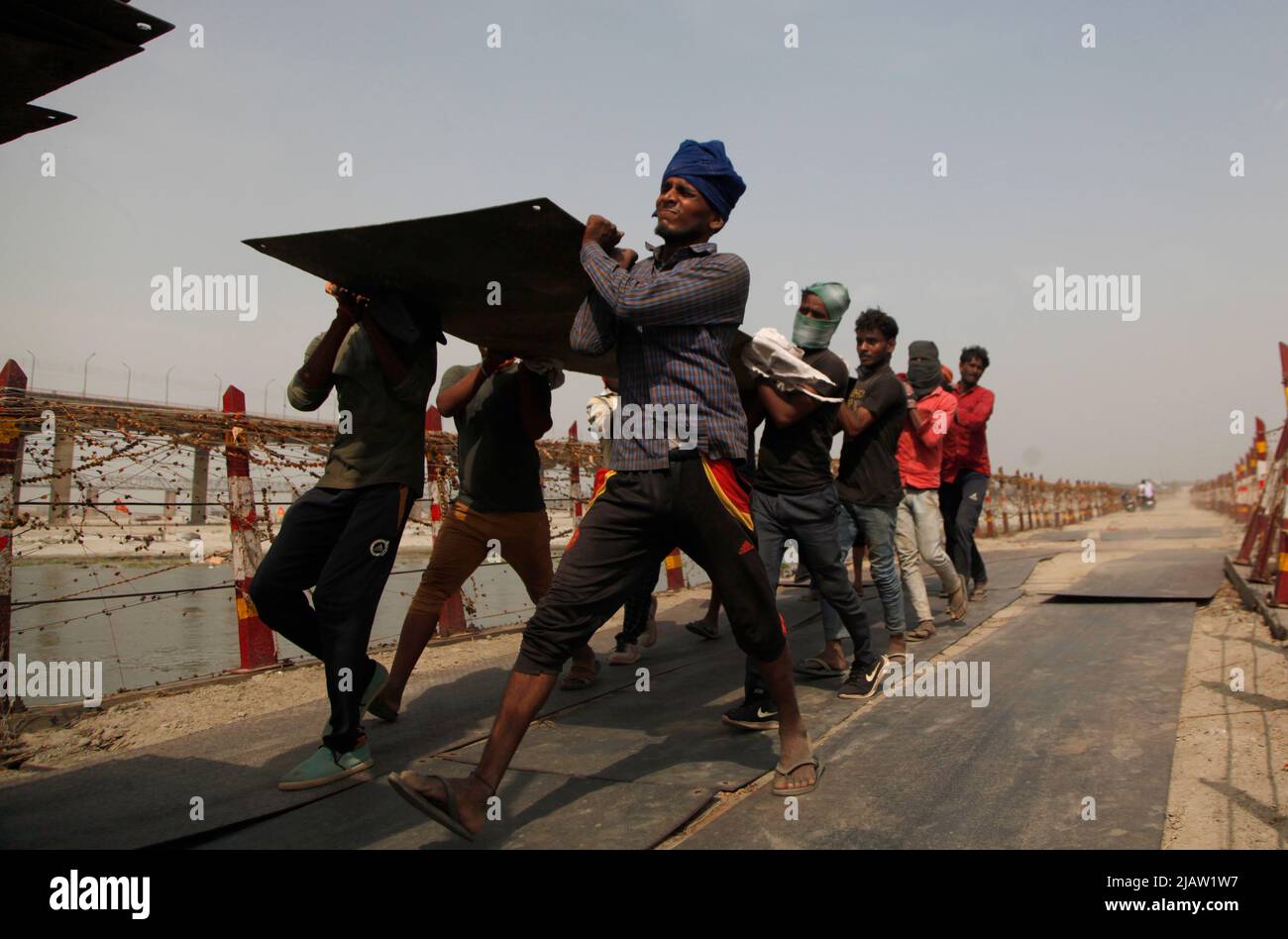 Prayagraj, India. 01/06/2022, Indian labourer dismantle a pontoon ...