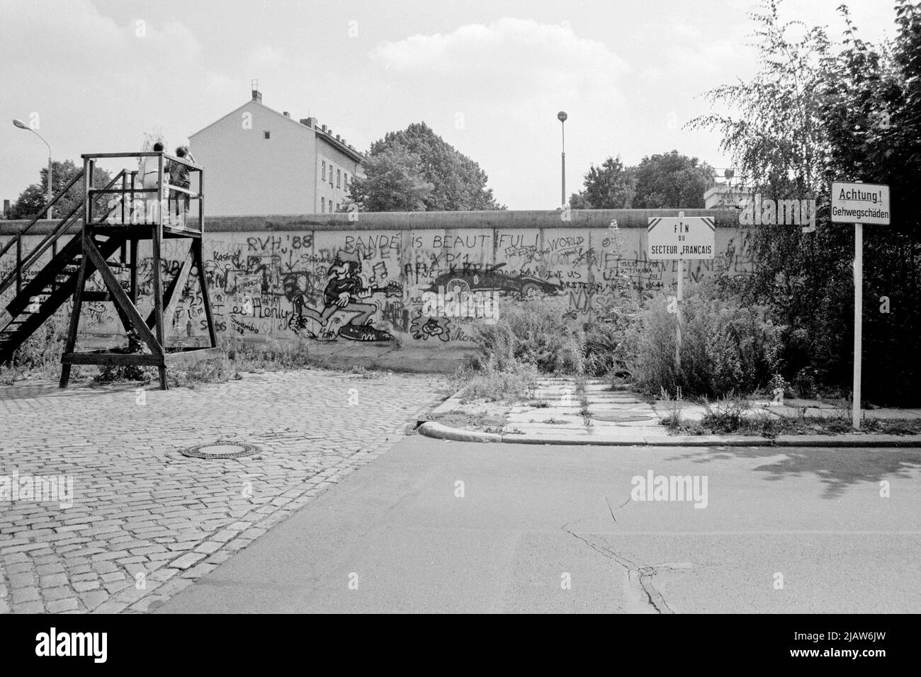 The Berlin Wall at Bernauer Strasse in 1989 Stock Photo - Alamy